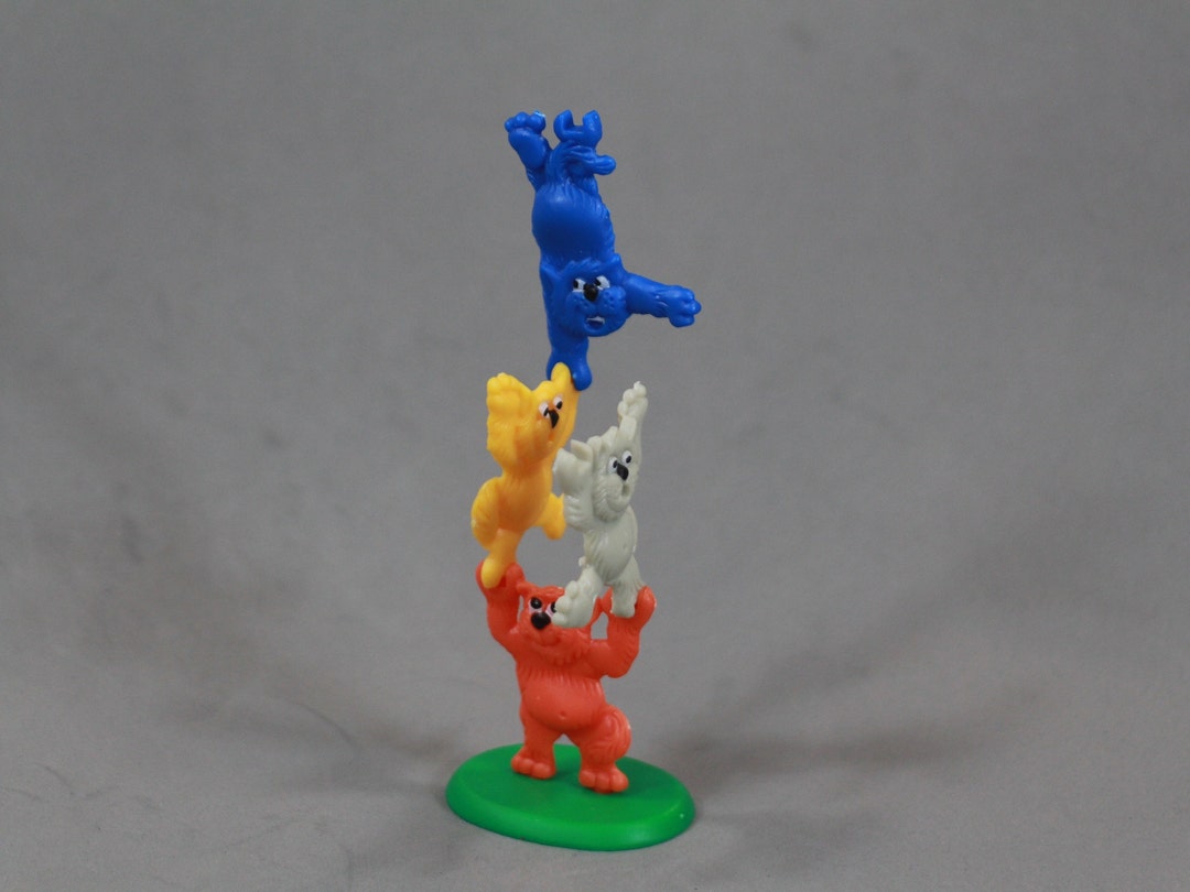 Cat Pyramid. Pyramid of Cats, Balancing Cats, Kinder Toy Balancing Cats ...