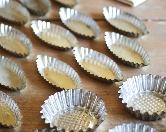 Set of 19 Vintage Small Tart Tin Molds, Embossed Pie Mold, Cooking Mold ...