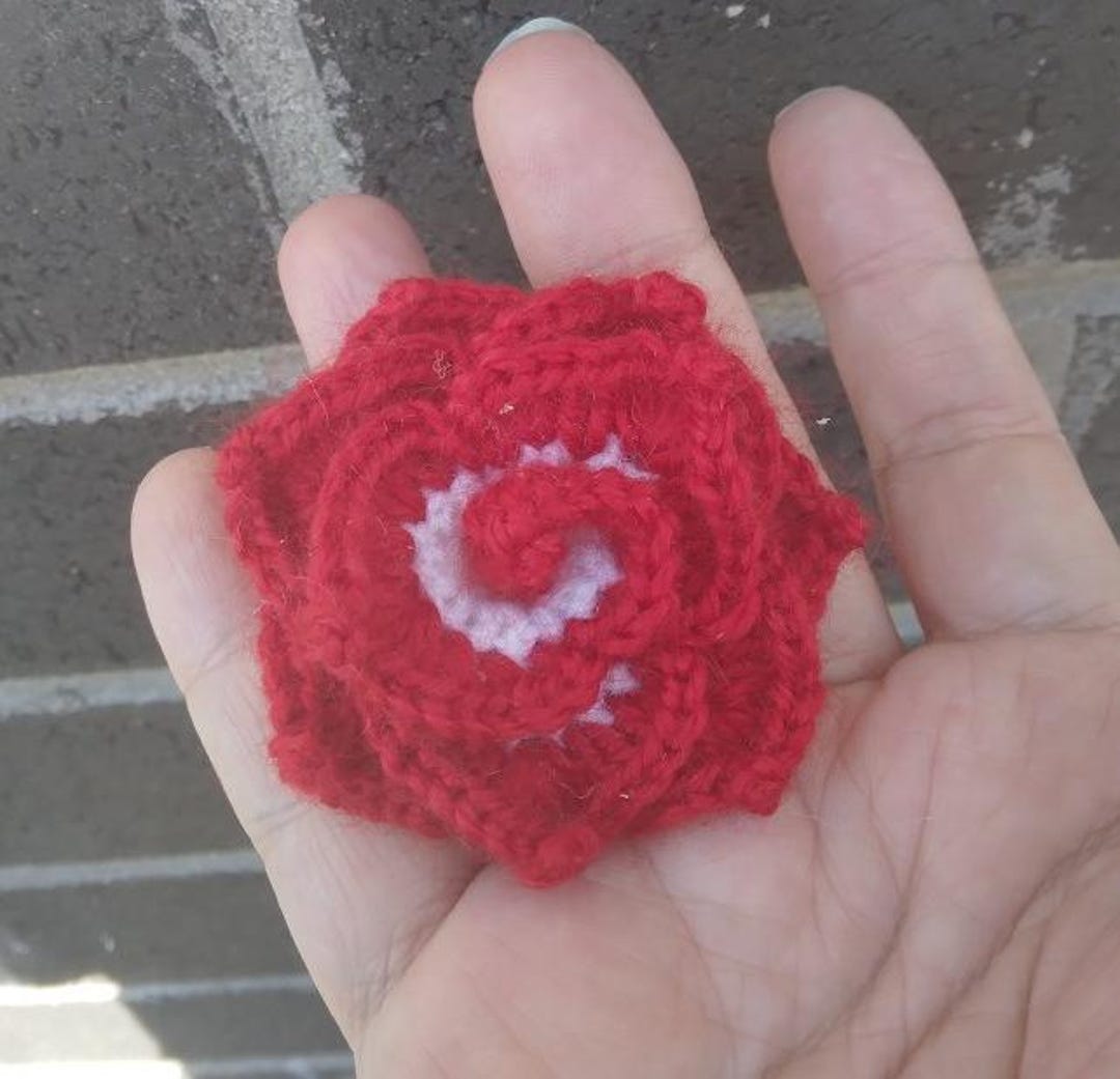 Crochet Simple 2 Tone Rosette, Rose Applique Pointy Petal Rose Crochet ...