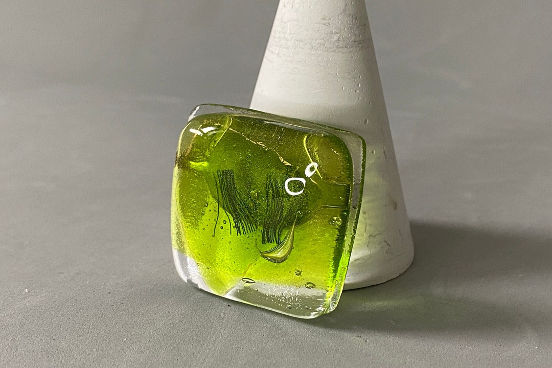 Broche artistique en verre de couleur verte. Broche carrée en verre ...