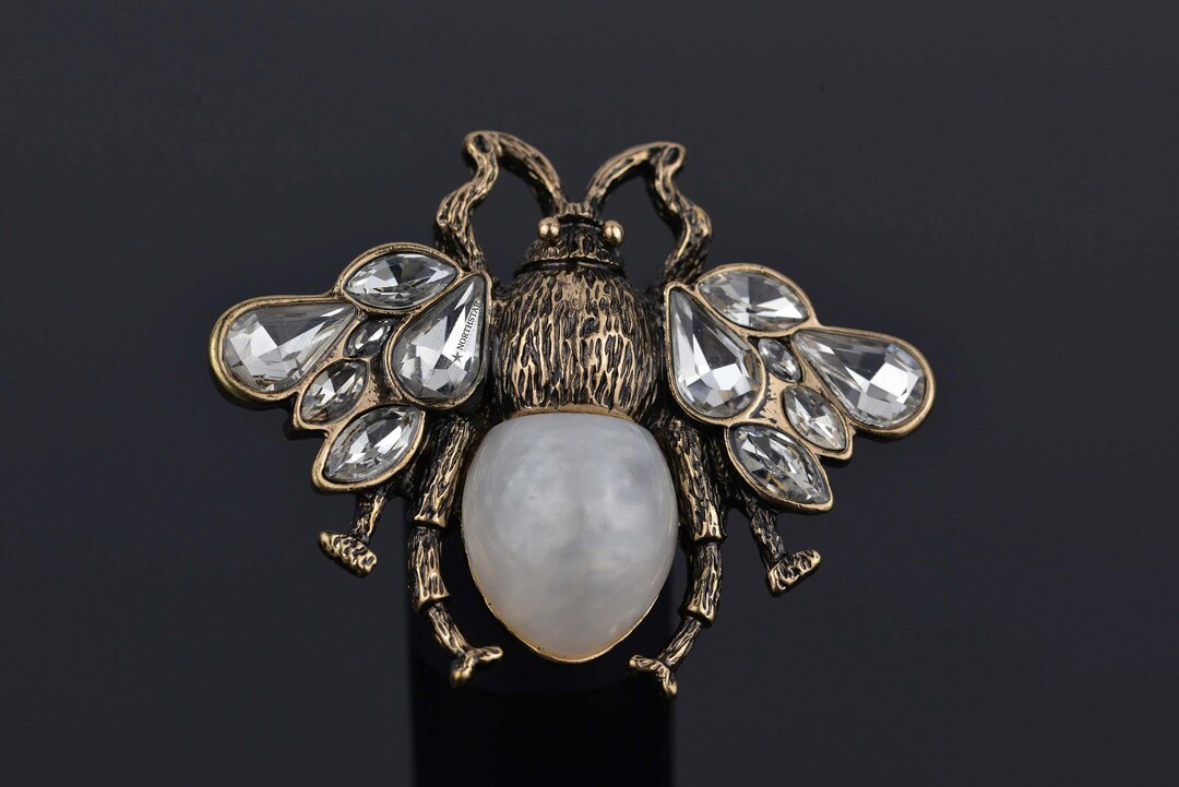 Simple Bee Broch in Vintage Golden Tone - Etsy