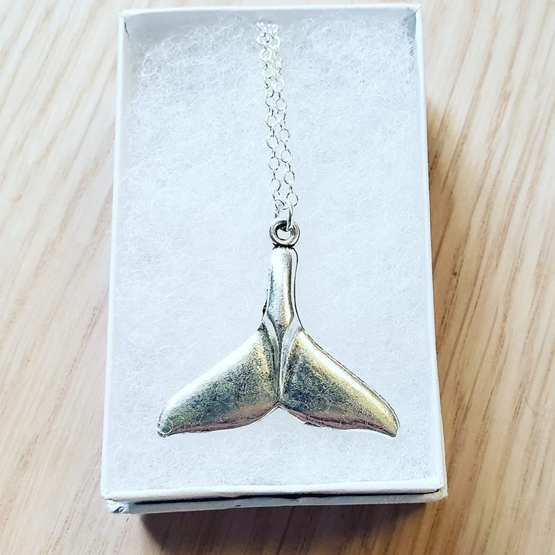 Collar de cola de ballena plateada o collar de amuleto de cola de ...