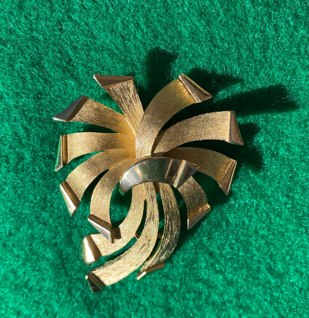 Crown Trifari Signed Matte Starburst Spray Fireworks Swirl Gold Tone ...