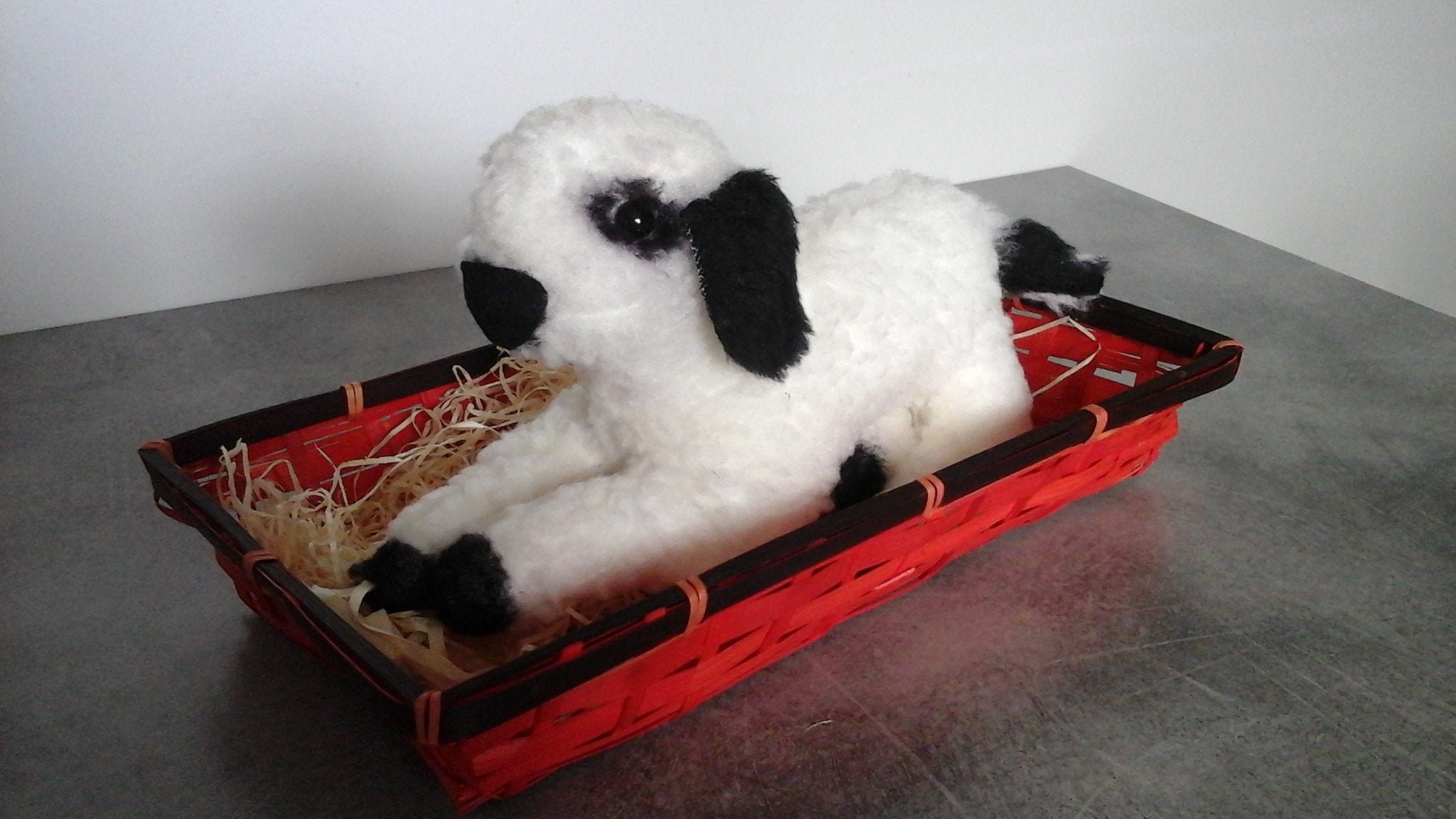 Hermoso cordero Jacob blanco y negro en su cesta de felpa | Etsy
