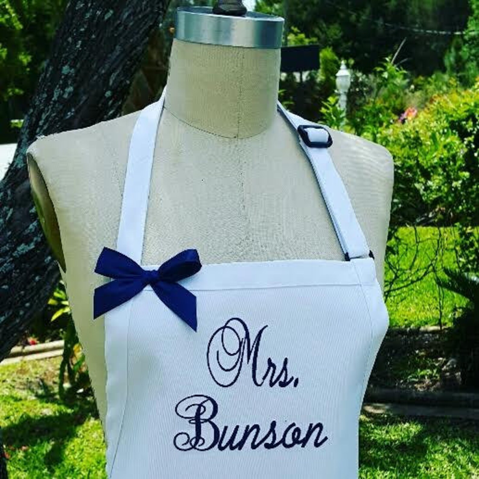 Personalized Mrs. Apron/ White Apron Embroidery in Pink Color Thread ...