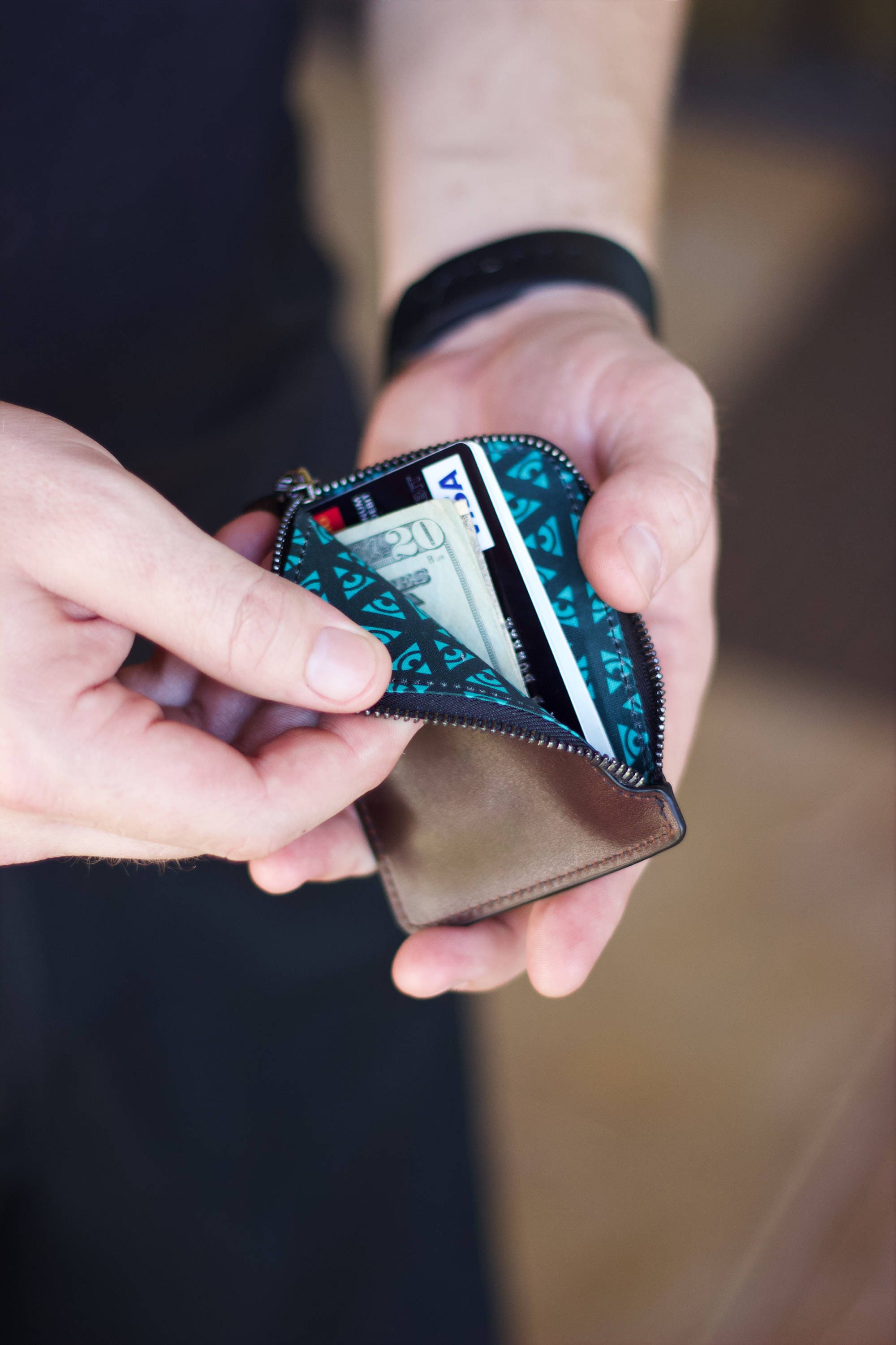 Best Minimalist Wallet That Can Hold Coins?! UNDIVIDED Wallet Review ...