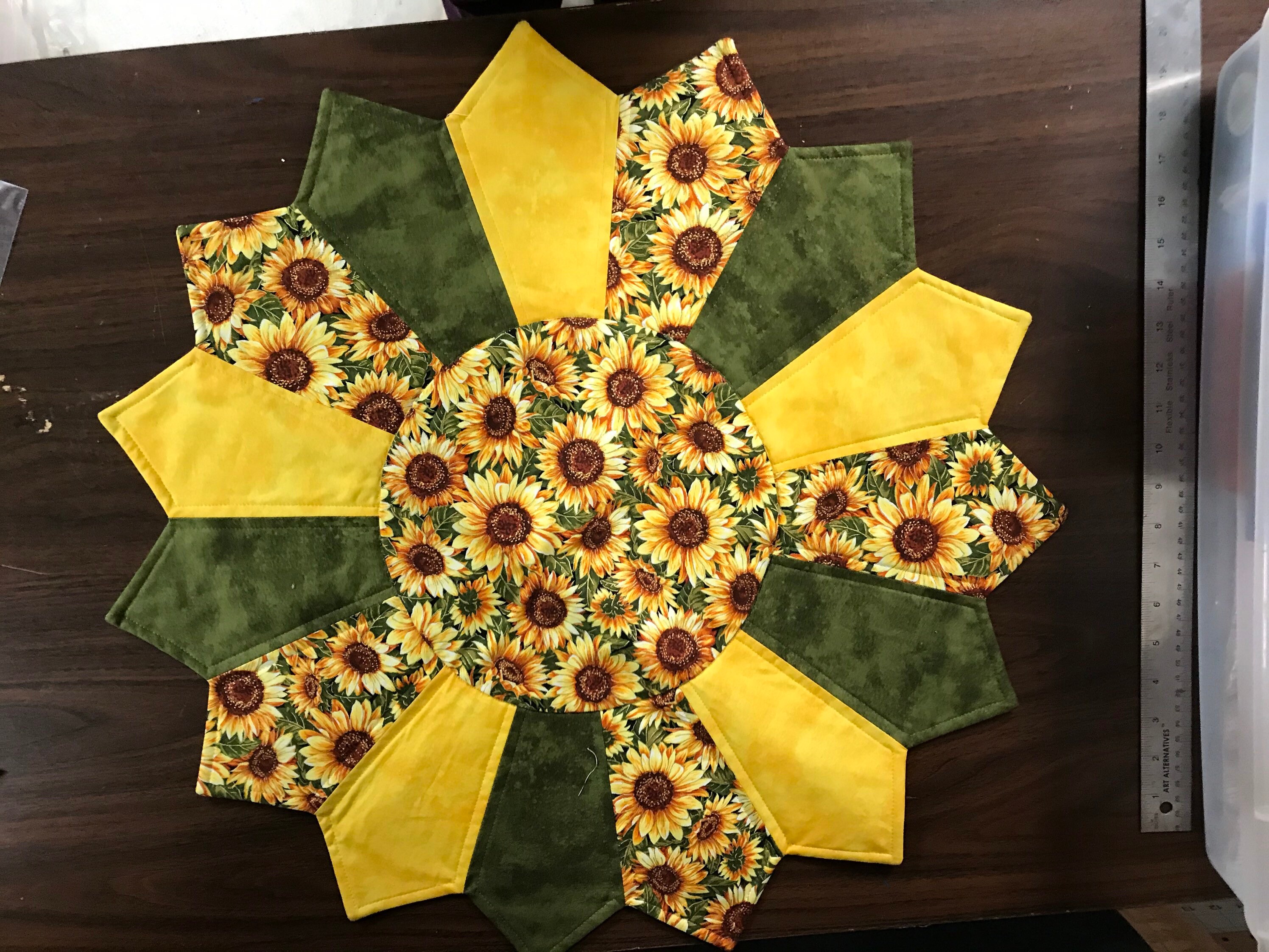 Large Dresden Plate Quilted Table Topper - Etsy