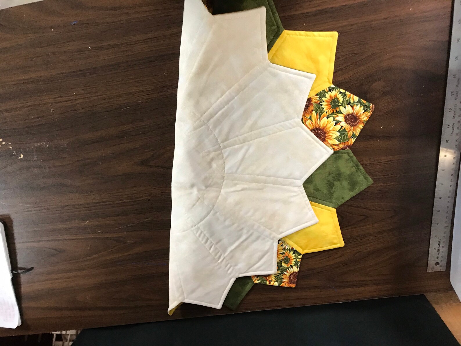 Large Dresden Plate Quilted Table Topper - Etsy