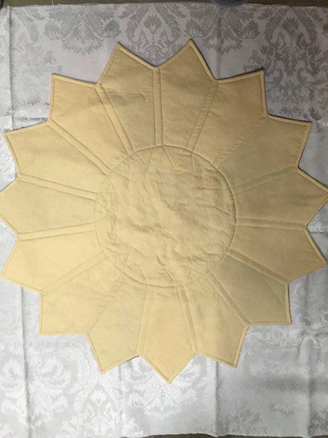 Large Dresden Plate Quilted Table Topper - Etsy
