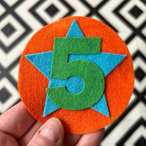 5th Birthday Badge Colourful Felt Party Badge Birthday Brooch I Am FIVE ...