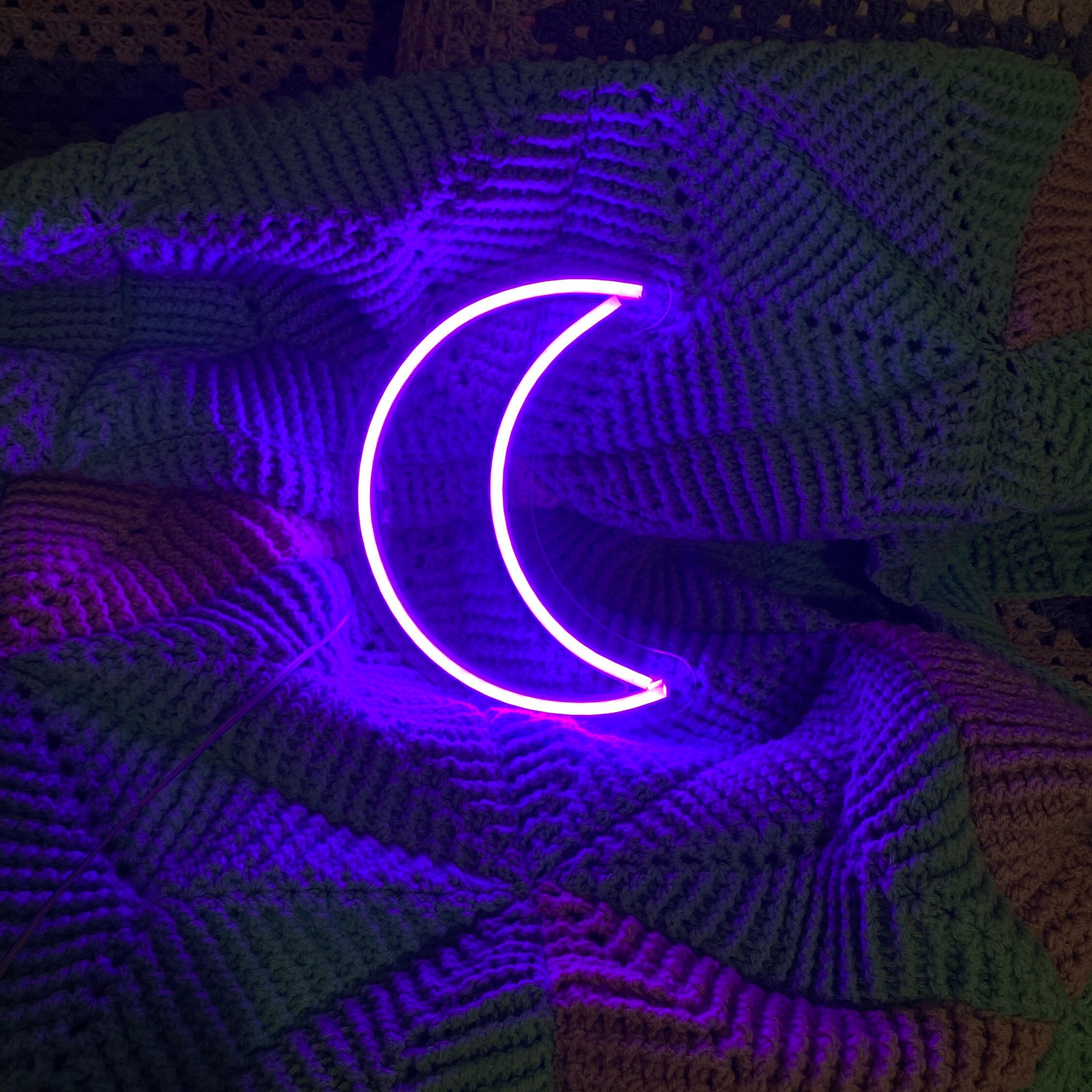 Letrero lunar de neón hecho a mano en morado - Etsy México