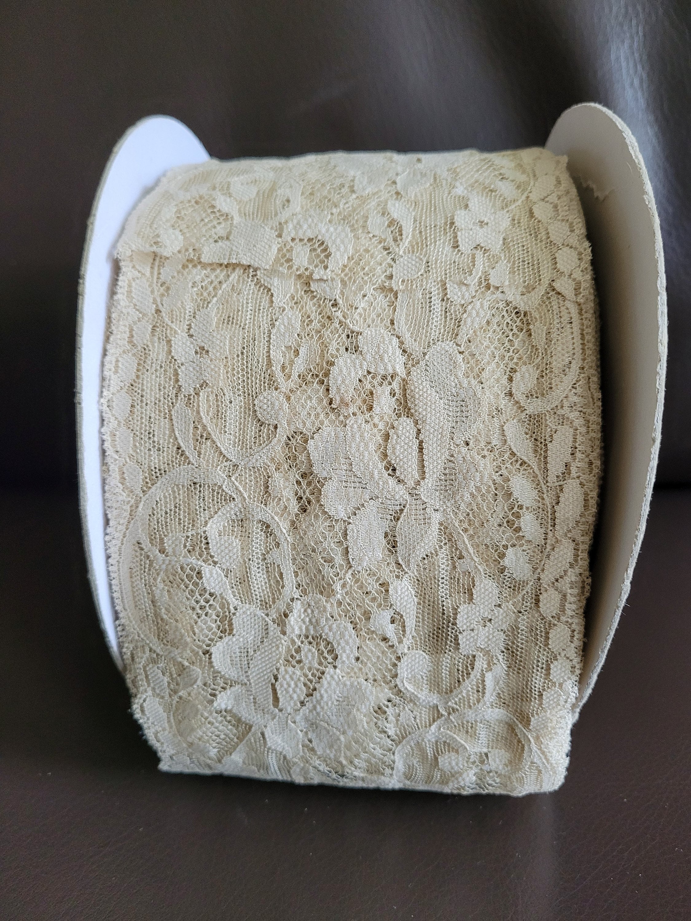 Large Roll of Ivory Coloured Vintage Lace, 11,5 Cm Wide and ...