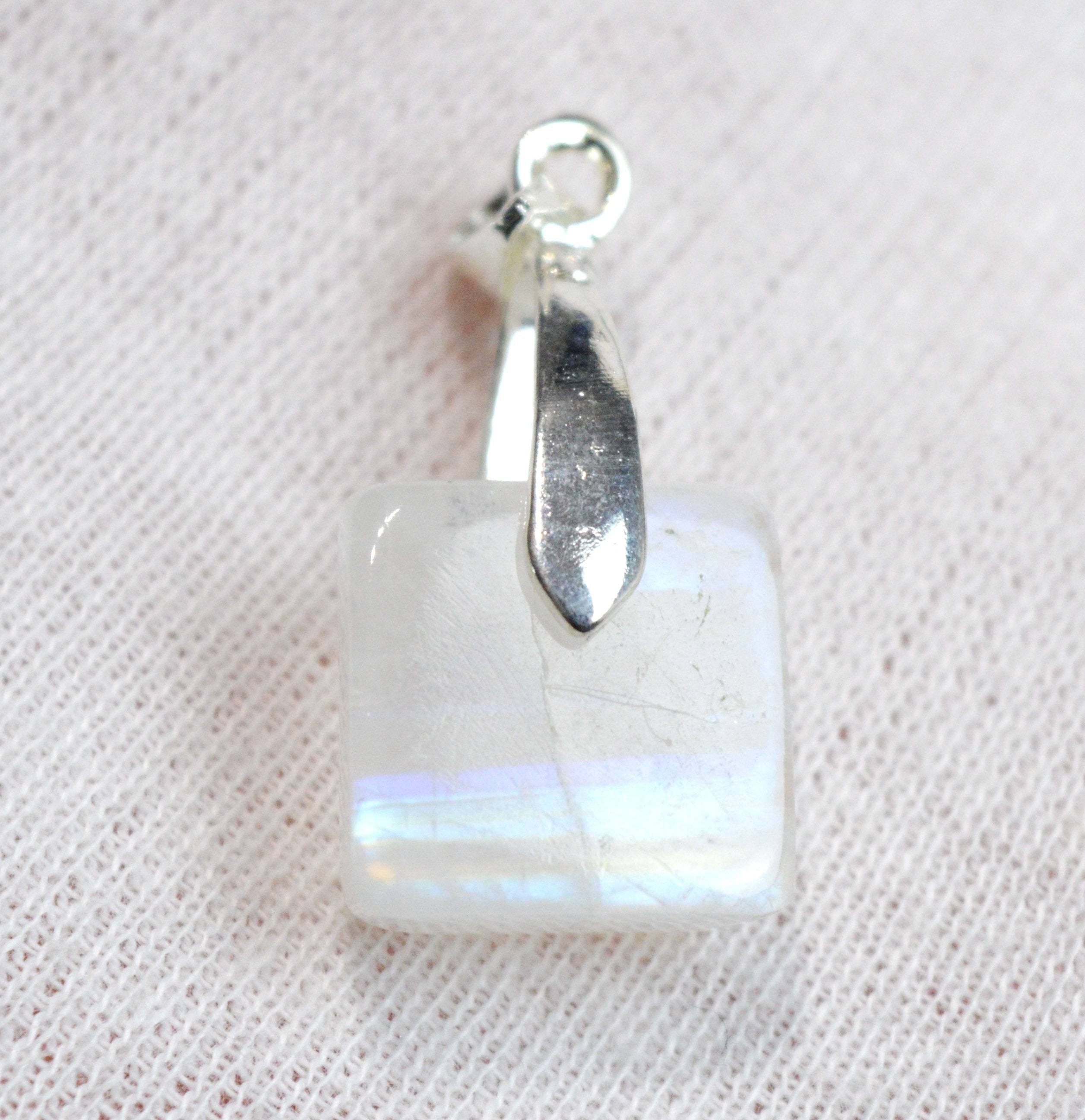21 carat peristerite - natural stone cabochon pendant - Sri Lanka // DC85