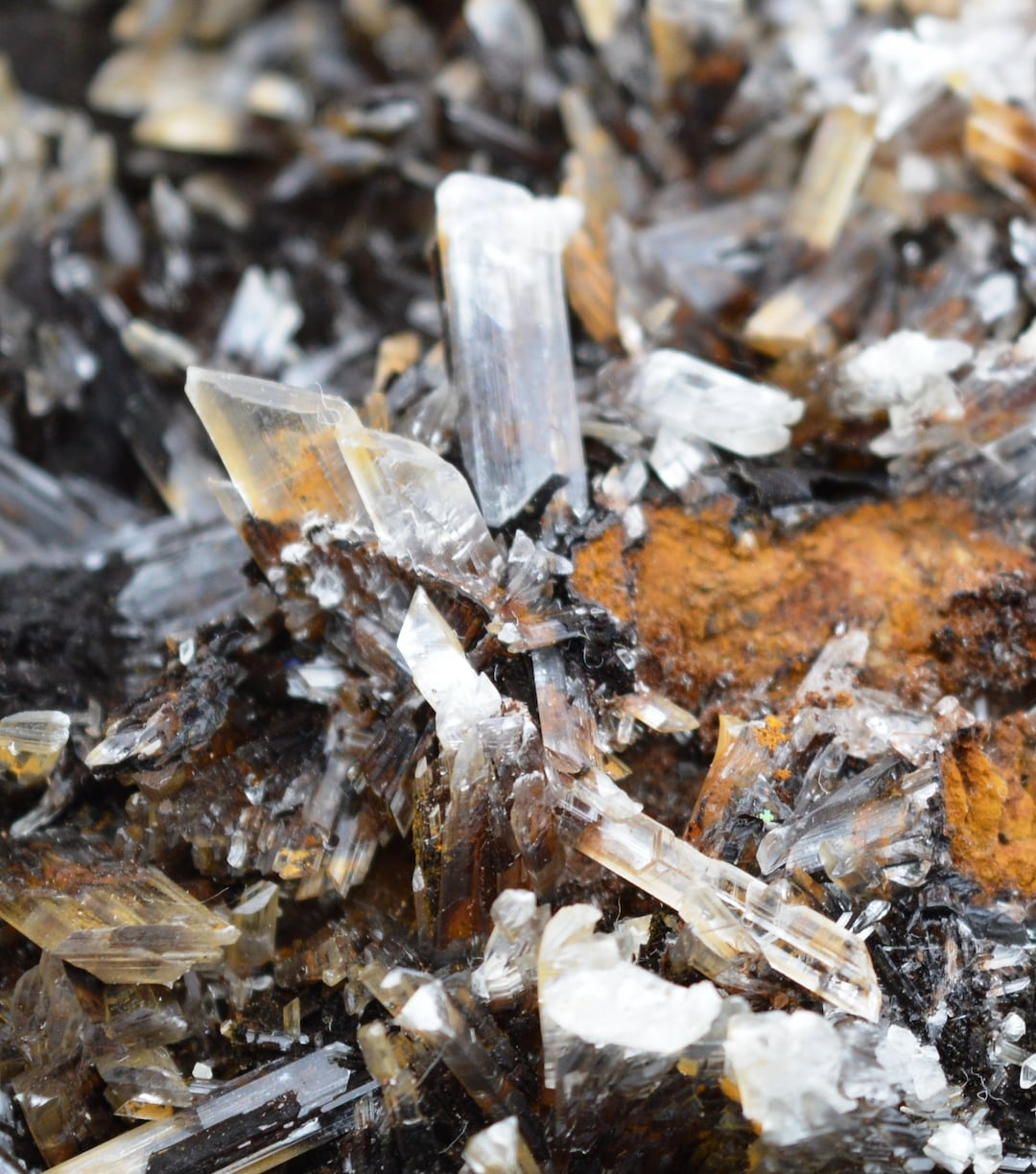 Emimorfite e limonite - 777 grammi - Distretto di Santa Eulalia, Comune ...