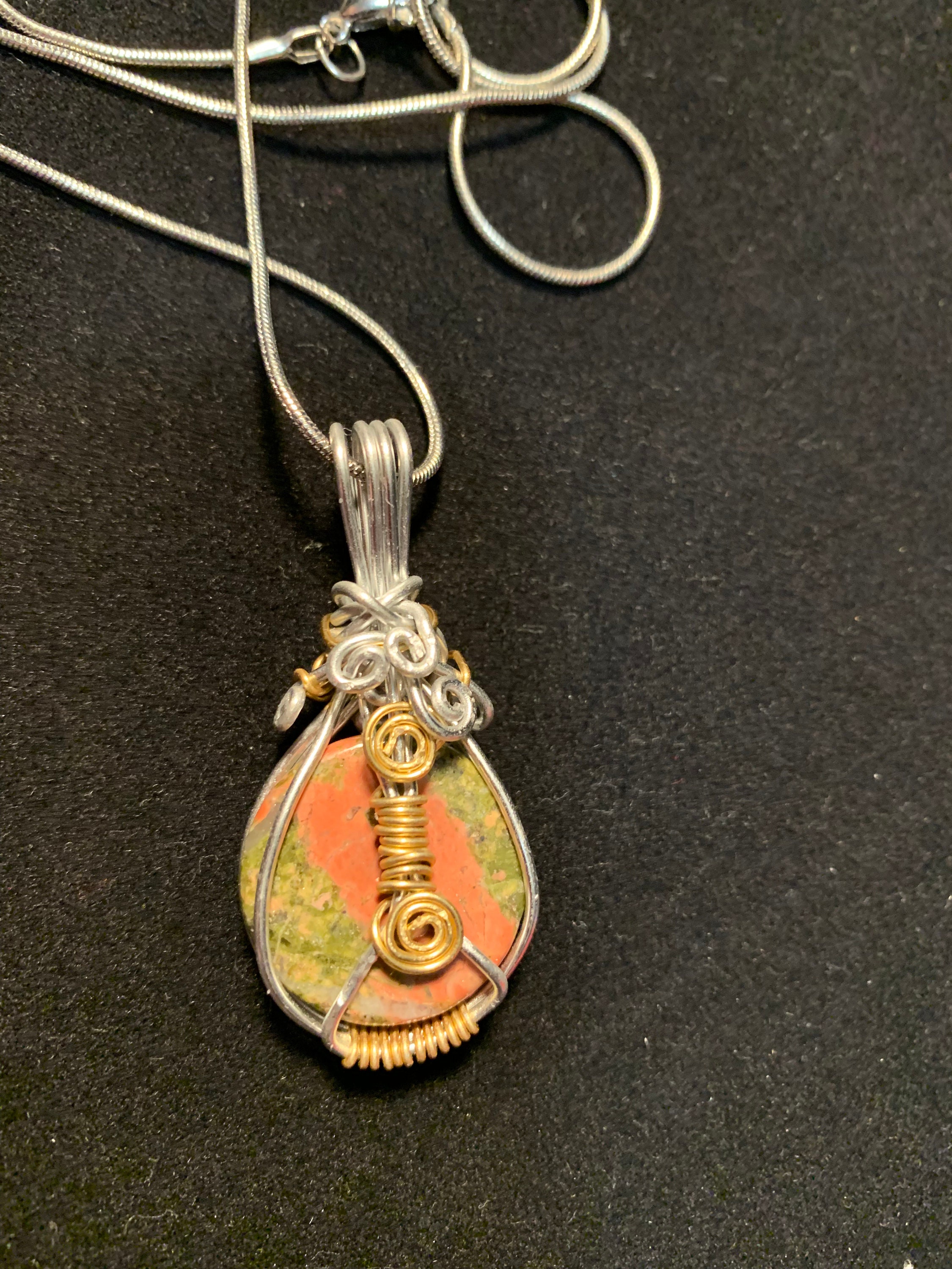 Unakite Tear Drop Stone con alambre de dos tonos durante y cadena ...