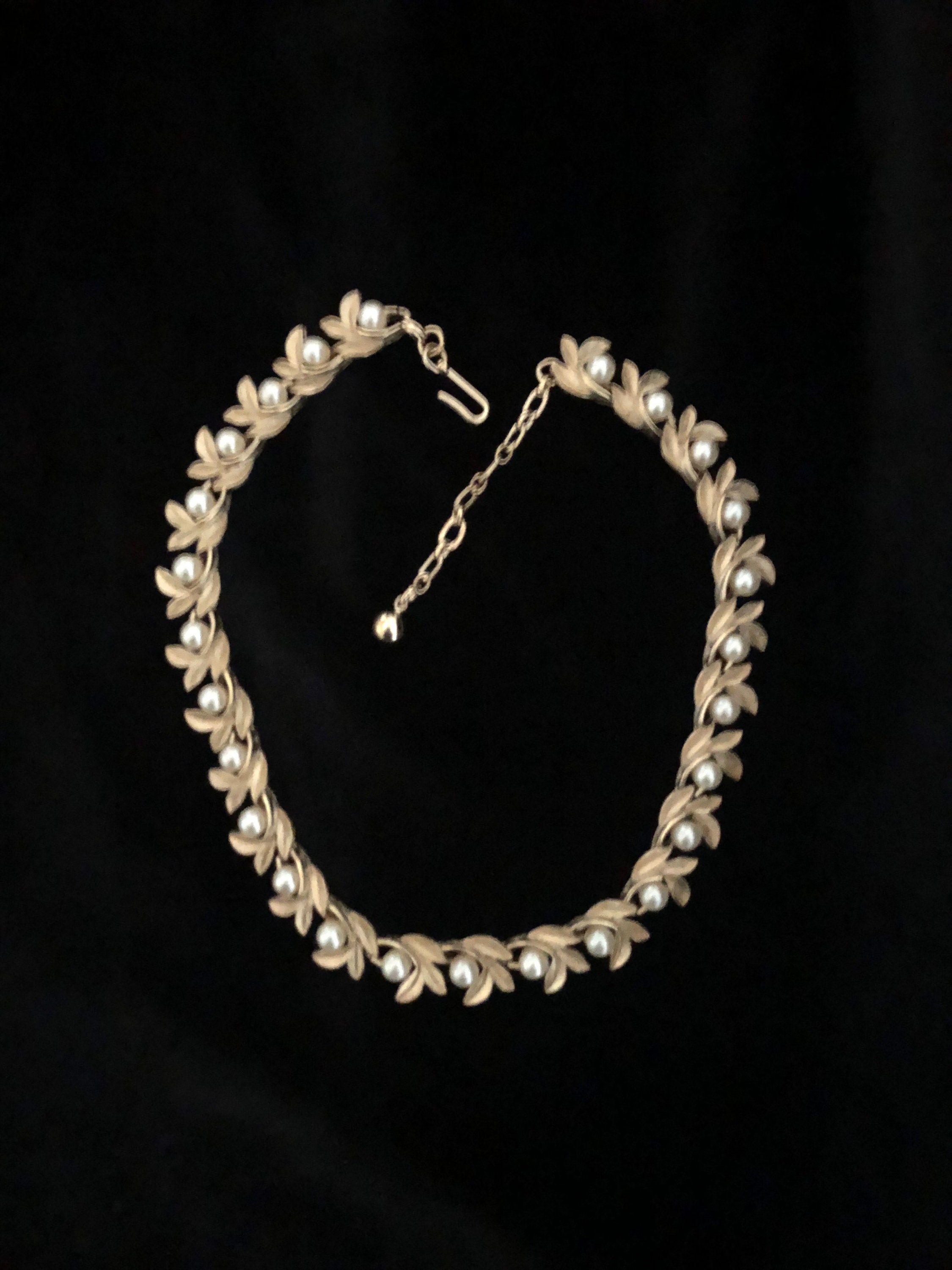 Vintage 70s Leaf and Pearl Necklace, Classic and Elegant Jointed. - Etsy