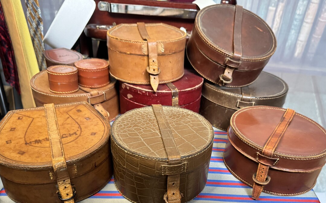 A Vintage Leather Collar Box. Storage for Your Detachable Collars. (CB5 ...