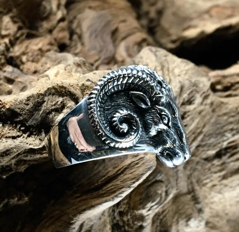Amazing details on our Rams Head Ring with curly horns .925 | Etsy