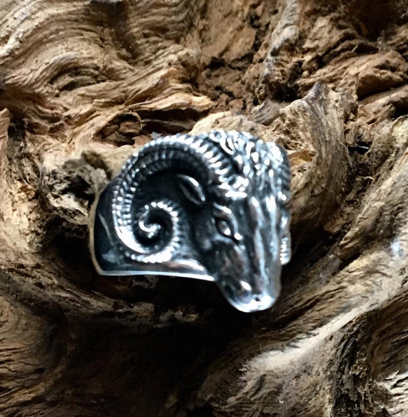 Amazing details on our Rams Head Ring with curly horns .925 | Etsy