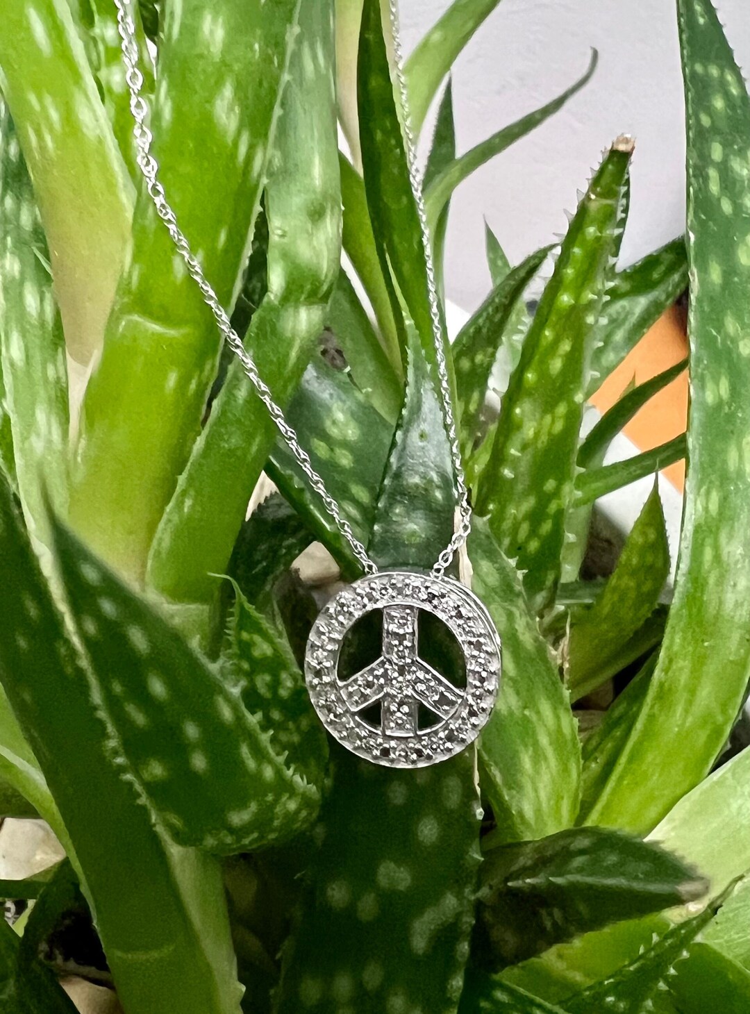 Diamond Peace Sign Necklace. 0.13 Carats of Round Brilliant - Etsy