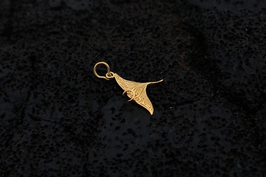 18K Gold Vermeil Manta Ray Necklace Pendant. - Etsy