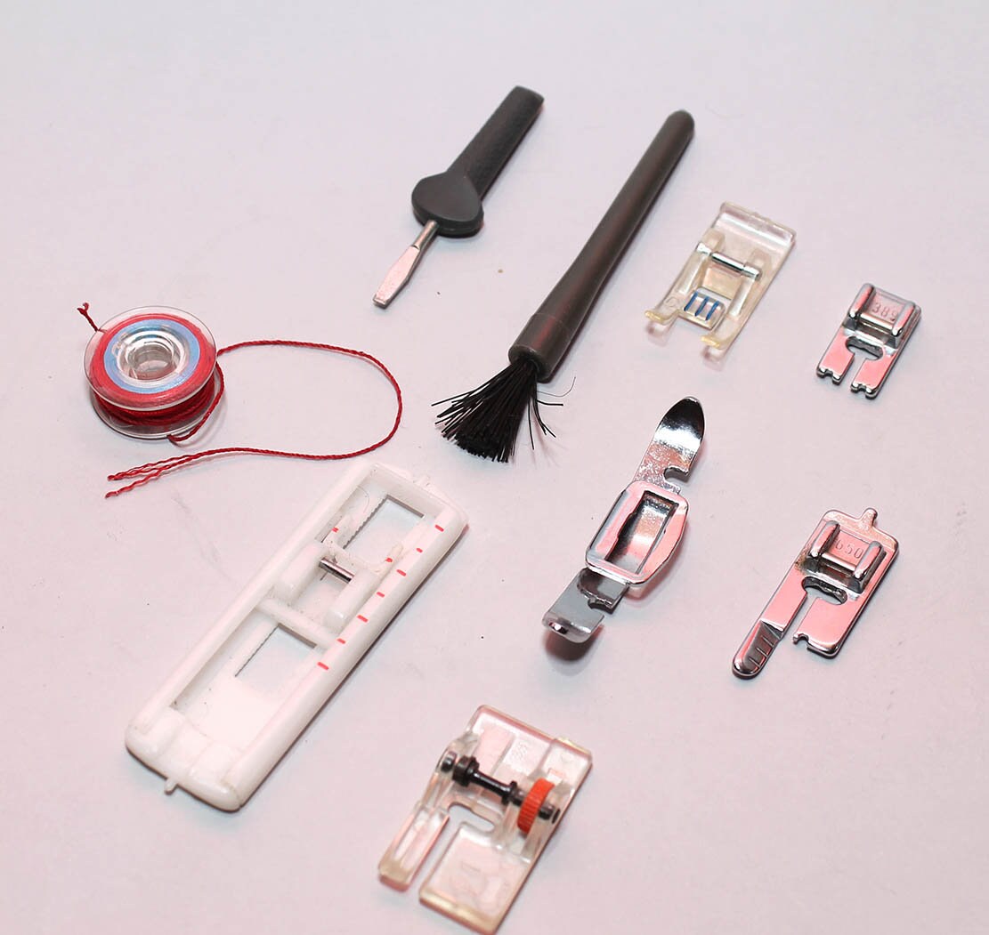 Hugin Kompakt 3010 Sewing Feet and Accessories With the Box Organizer ...