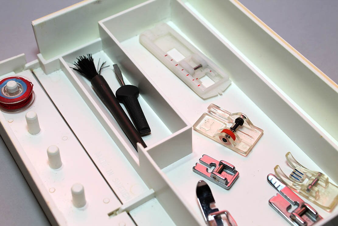 Hugin Kompakt 3010 Sewing Feet and Accessories With the Box Organizer ...