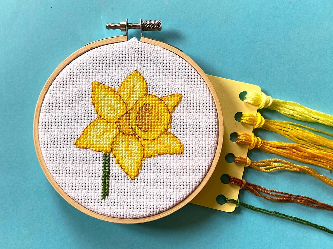 Daffodil Cross Stitch Kit With Hoop - Counted Cross Stitch Kit for ...