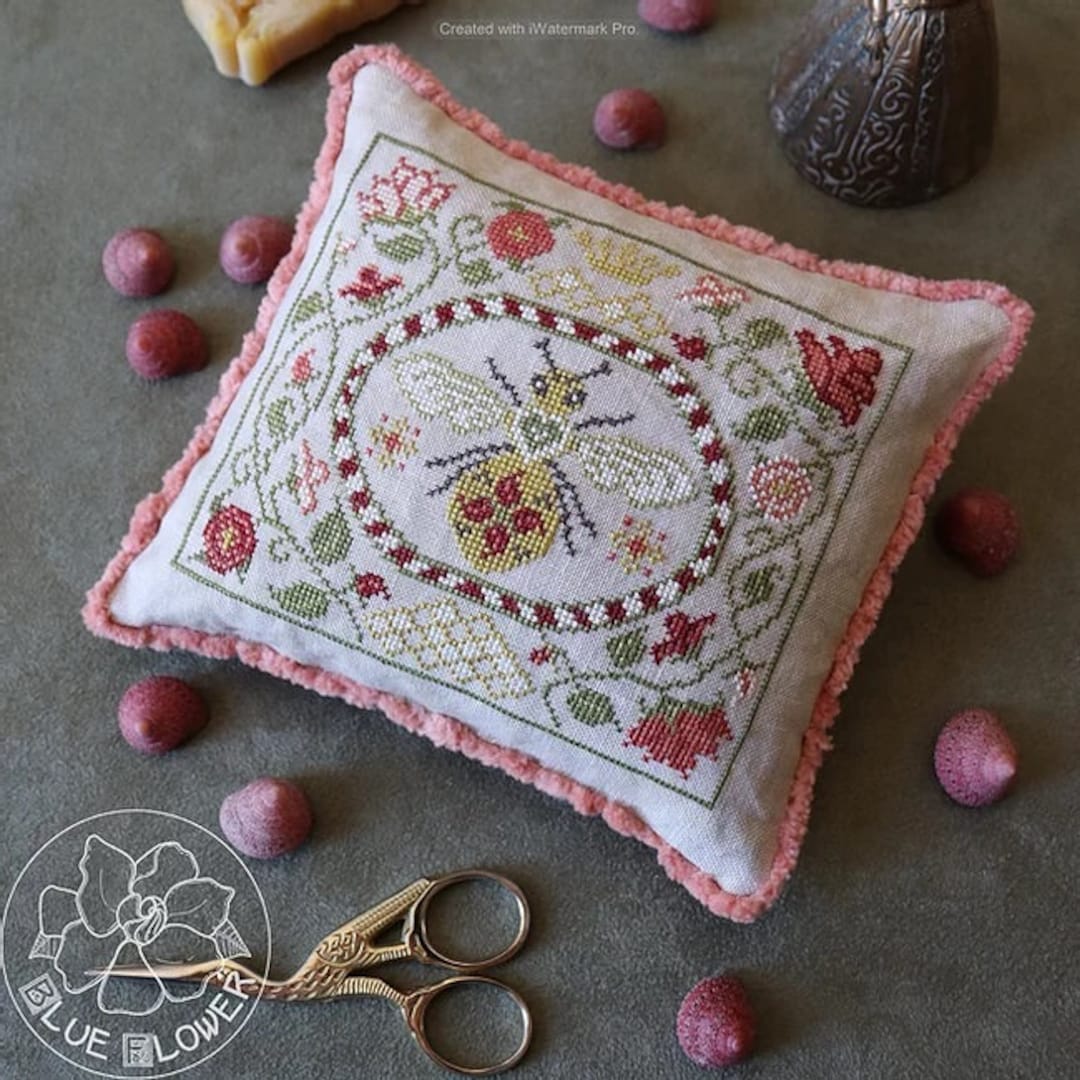 THE BLUE FLOWER "tudor Bee" • Counted Cross Stitch Pattern • Jeannine ...