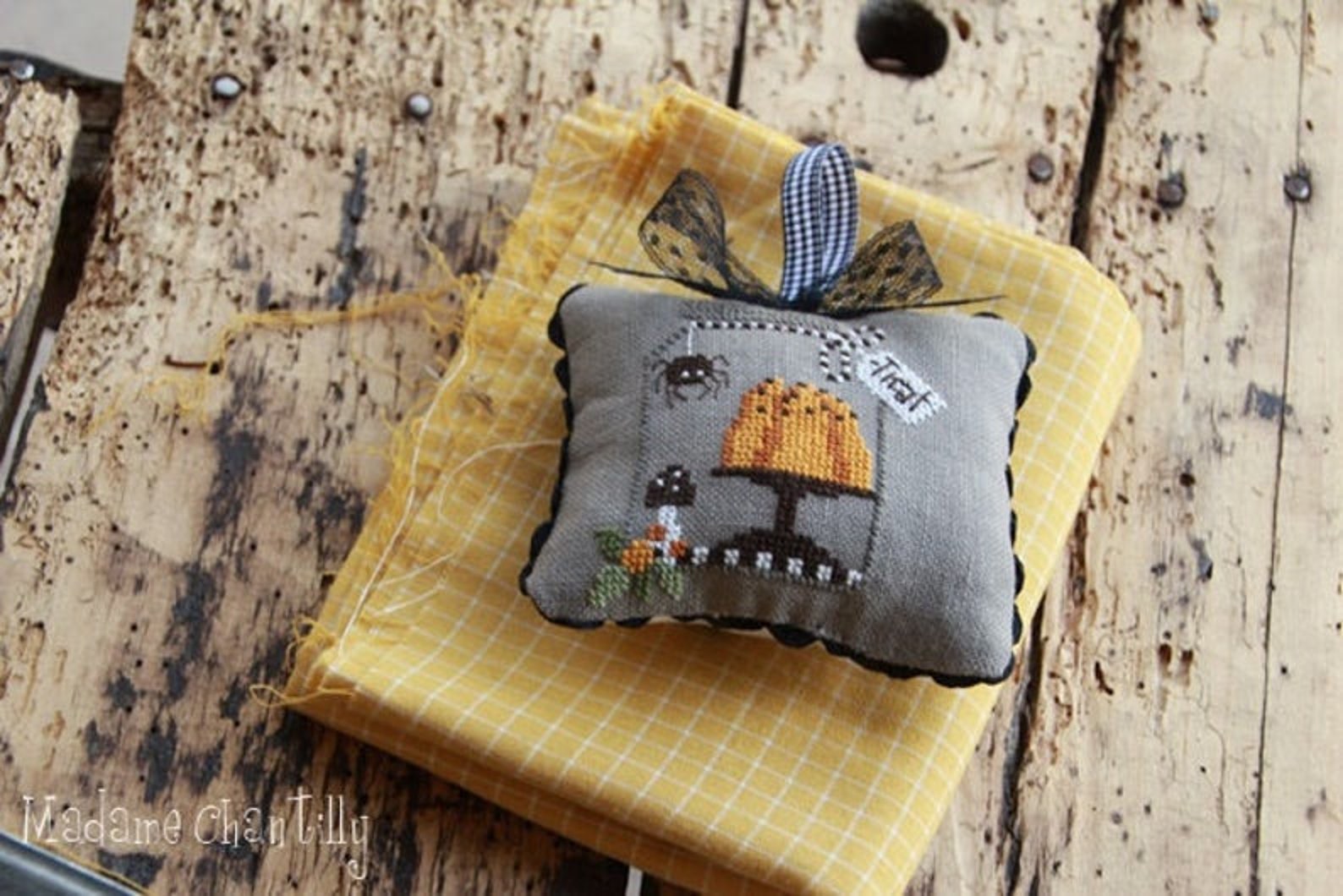 MADAME CHANTILLY Halloween Week Counted Cross | Etsy