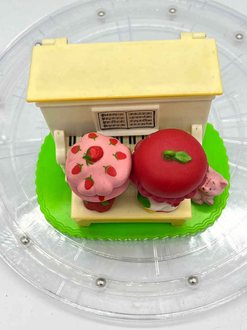 1980 Strawberry Shortcake and Apple Dumpling Music Box. - Etsy