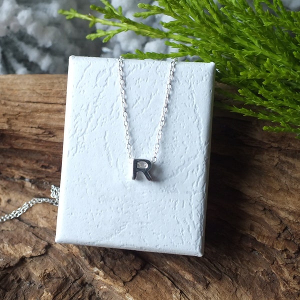 Letter R Necklace - Etsy