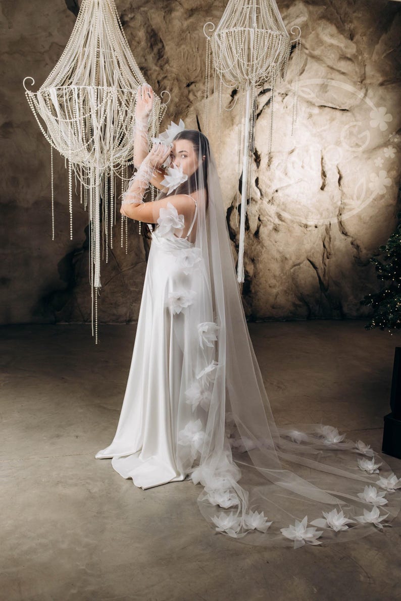 3D Trendy Wedding Veil for the Bride With Organza Lotus Flowers. Air ...