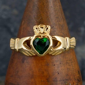 Claddagh ring emerald stone store