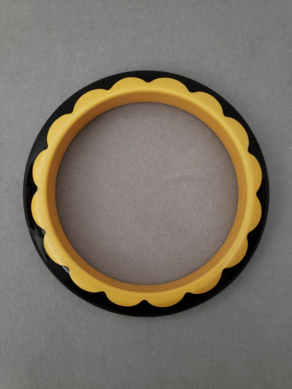 1930s Daisy Black and Yellow Bakelite Bangle | 30s Vi… - Gem