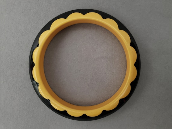 1930s Daisy Black and Yellow Bakelite Bangle | 30s Vi… - Gem
