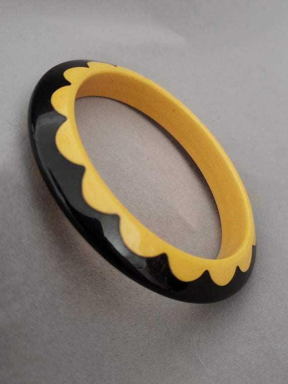 1930s Daisy Black and Yellow Bakelite Bangle | 30s Vi… - Gem