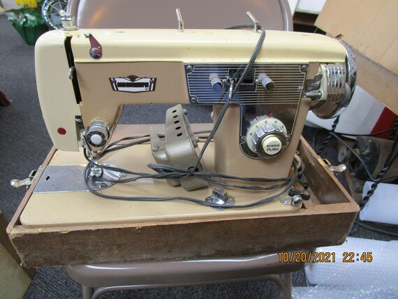 Vintage Good Housekeeper Sewing Machine - Etsy