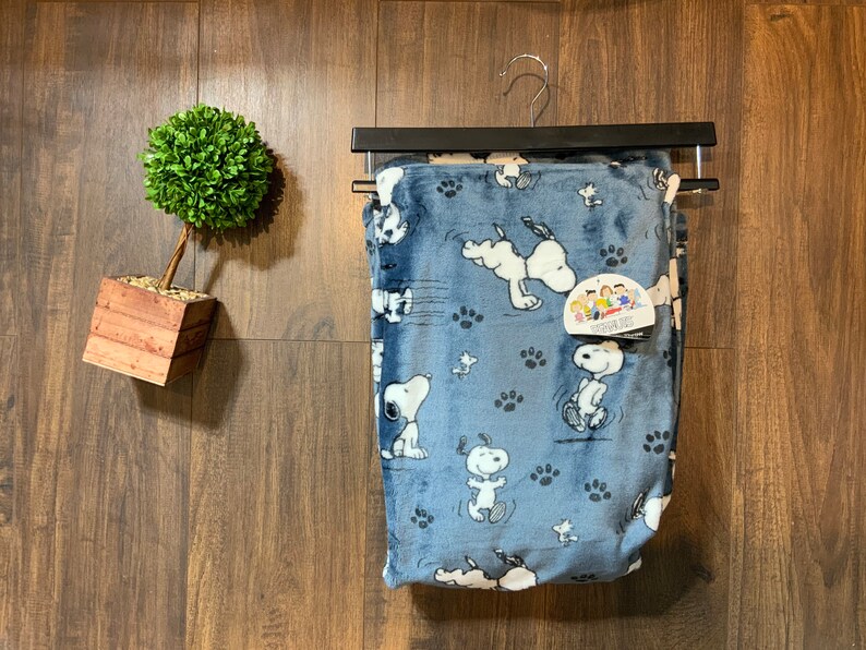 Berkshire Peanuts SNOOPY poses & Paws Soft Navy Blue Throw Blanket ...