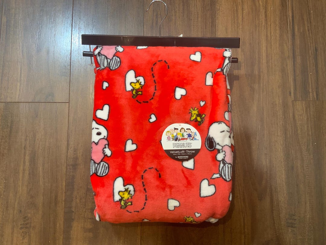 Berkshire Peanuts SNOOPY “love Hugs XOXO” Soft Home Decorative Throw ...