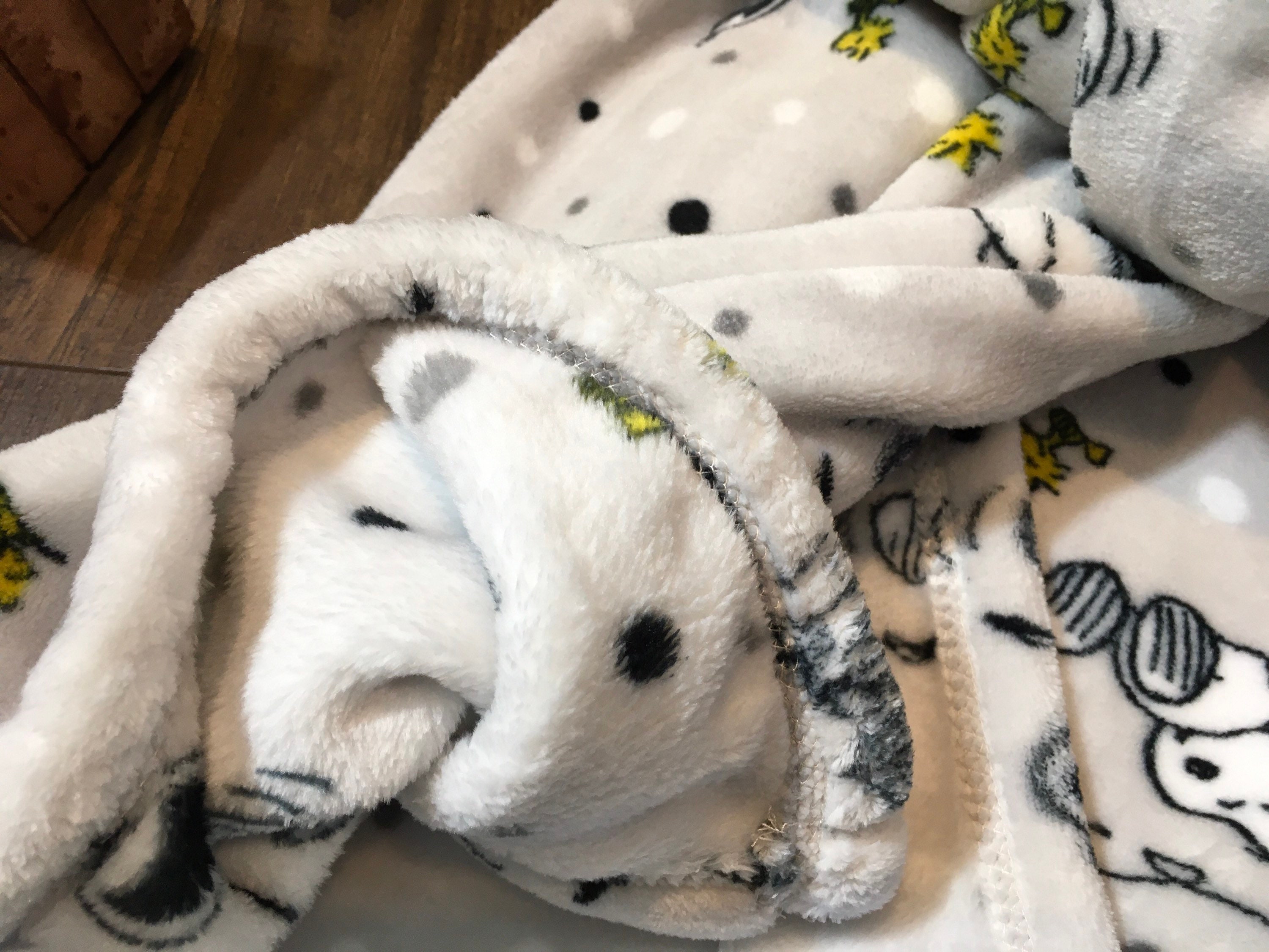 Berkshire Peanuts Snoopy playing in the Snow Soft Throw - Etsy