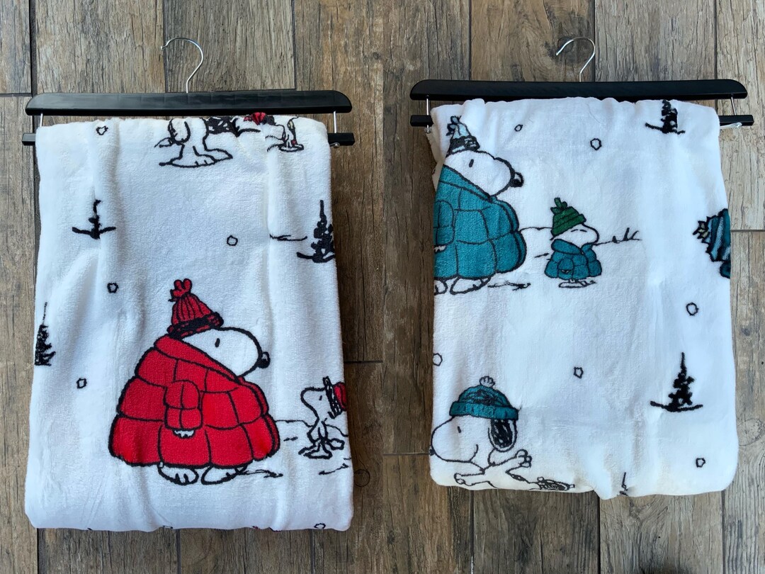 CHRISTMAS Peanuts “snoopy Puffy Jacket” 50in X 70in Soft Plush Throw ...