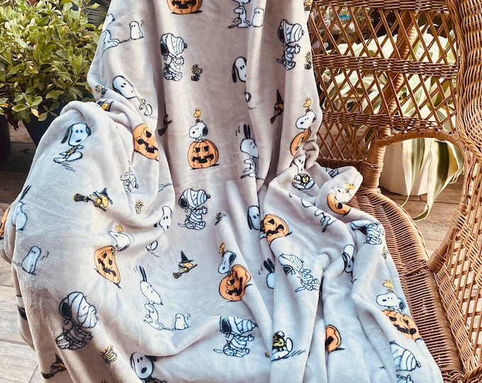 Peanuts - Snoopy Pumpkins and Ghosts Plush Throw - Etsy