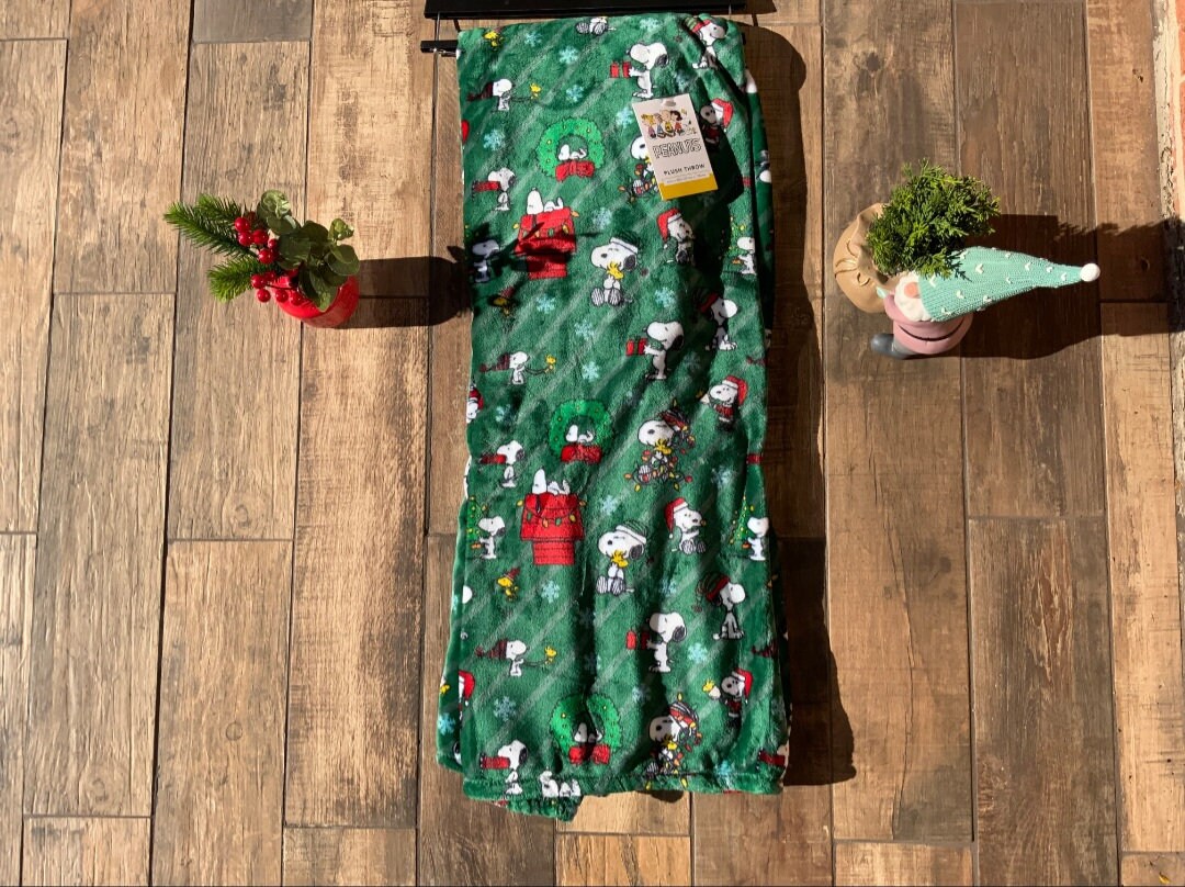 Berkshire Peanuts Snoopy Christmas “festive” Green Throw Blanket ...