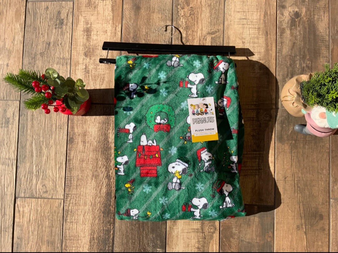 Berkshire Peanuts Snoopy Soft Christmas festive Green Throw Blanket ...