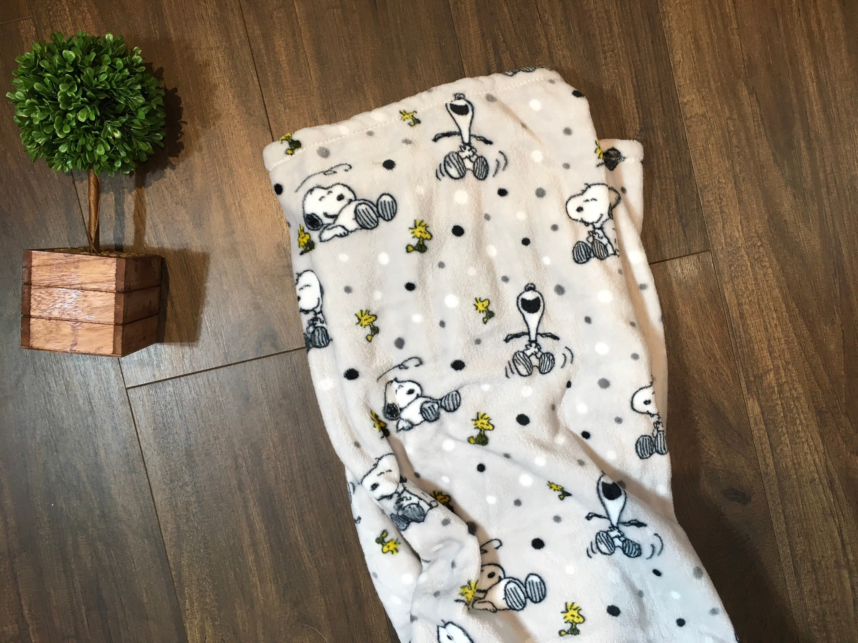 Berkshire Peanuts Snoopy playing in the Snow Soft Throw - Etsy