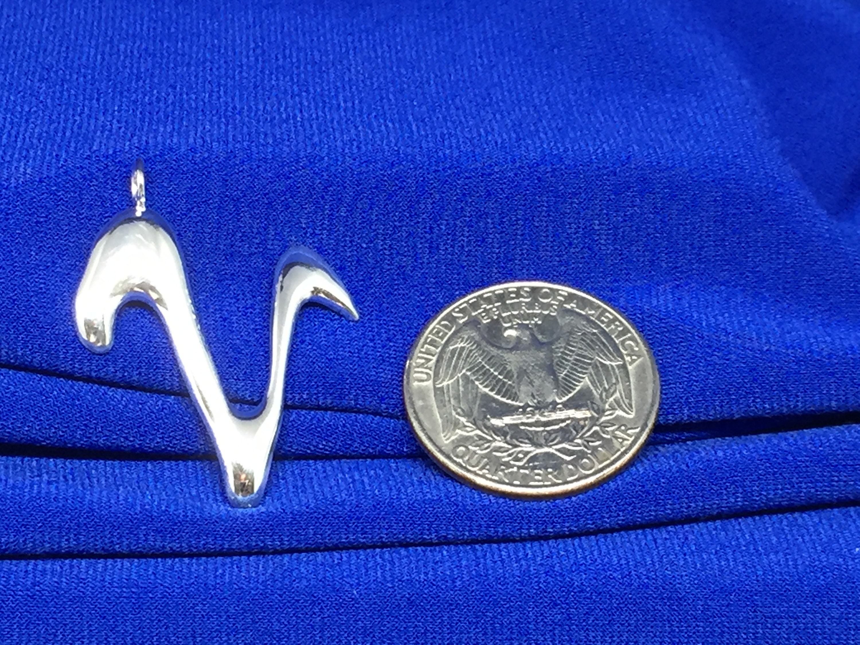 Silver initial V pendant Cursive letter V monogram charm - Etsy.de