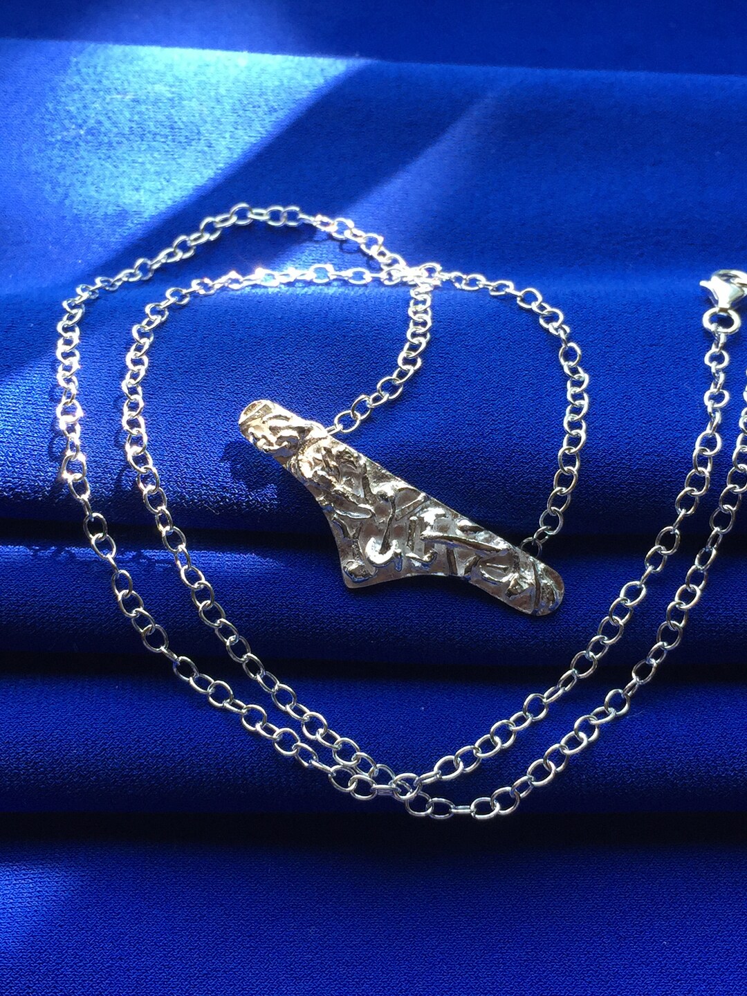 Collar de dijes de plata funky, Collar colgante moderno, Collar ...