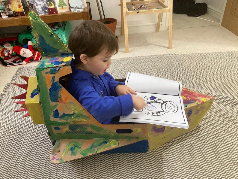 Toy Spaceship, un cohete de cartón diy para niños para visitar las ...