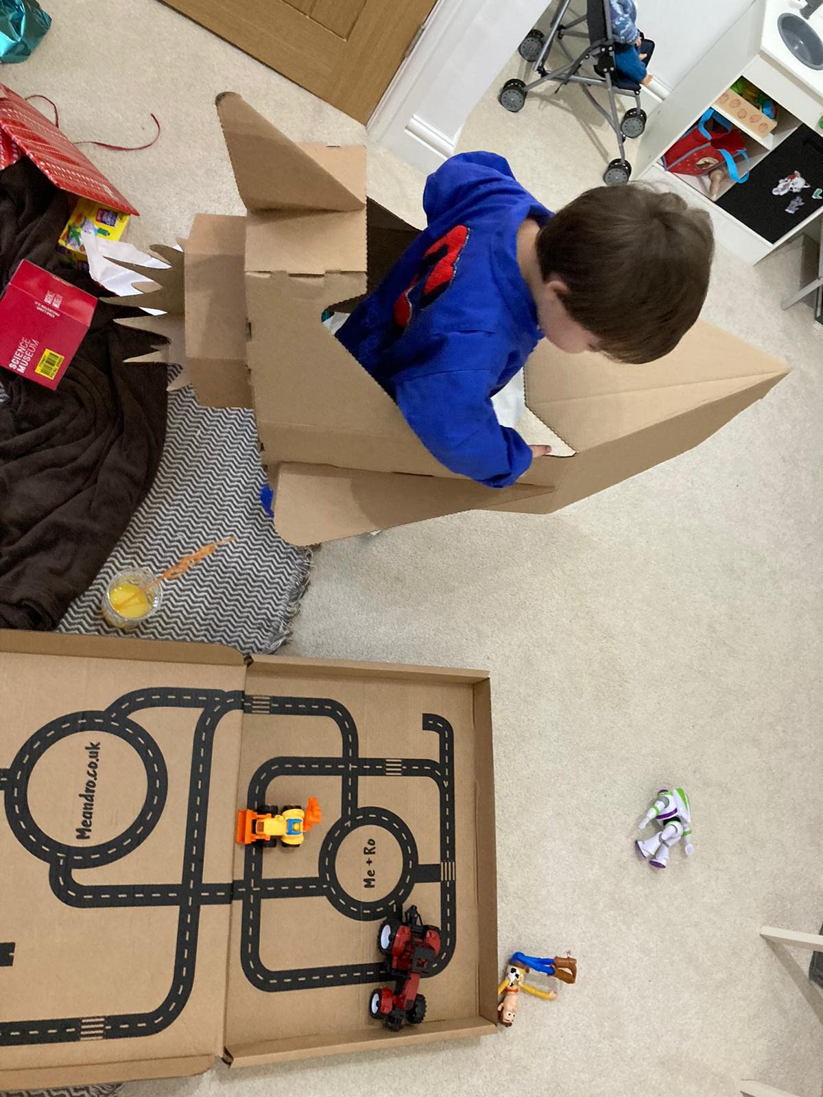 Toy Spaceship, un cohete de cartón diy para niños para visitar las ...